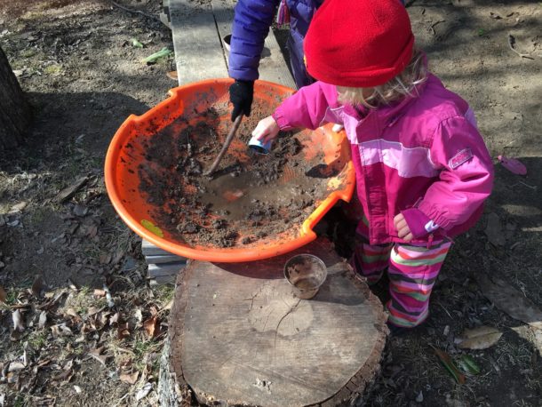 MUD PLAY! How to set up a simple, movable mud kitchen